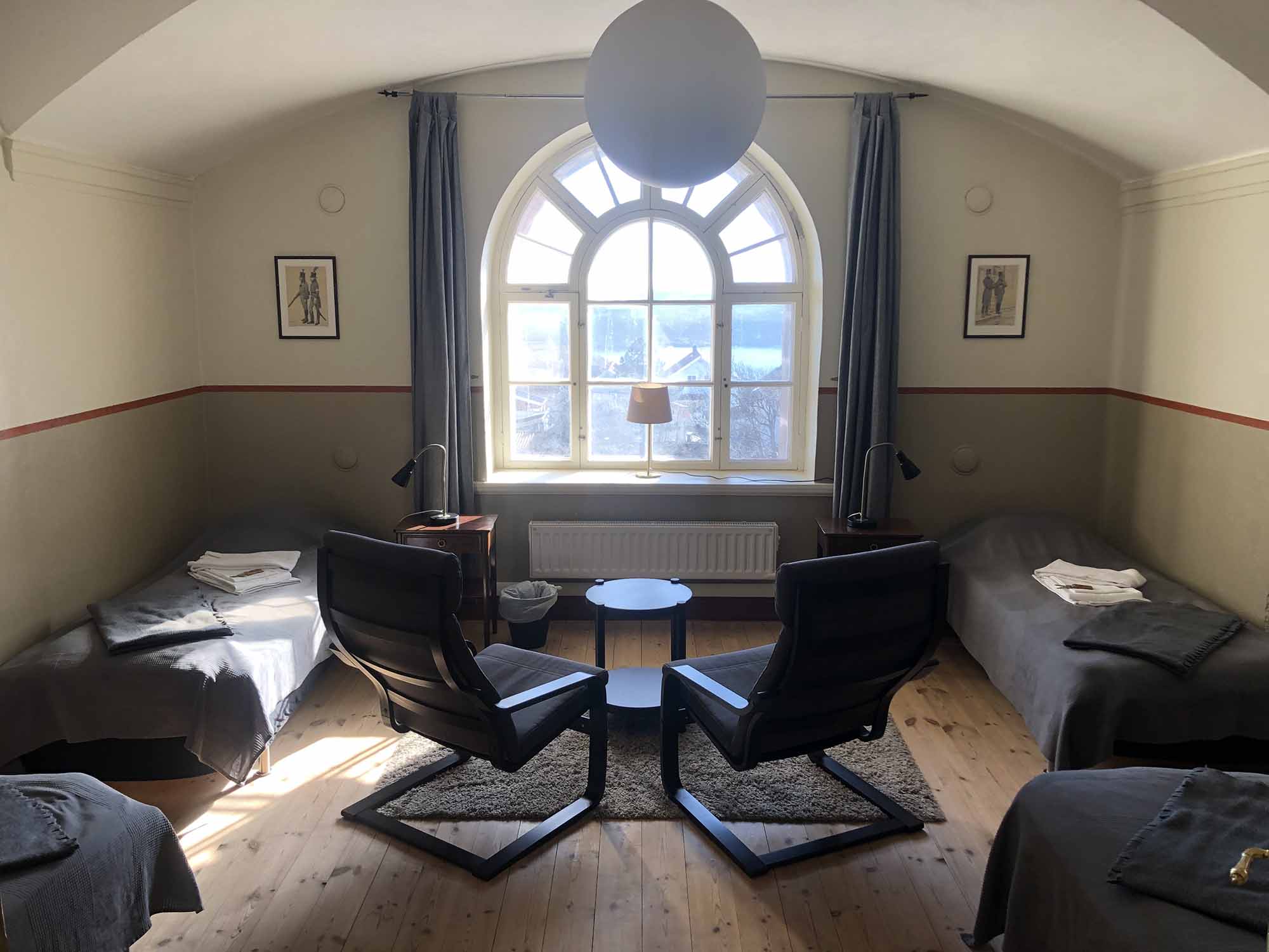 Våra rum – Carlstens Soldathotell | Bo på Carlstens Fästning, Marstrand